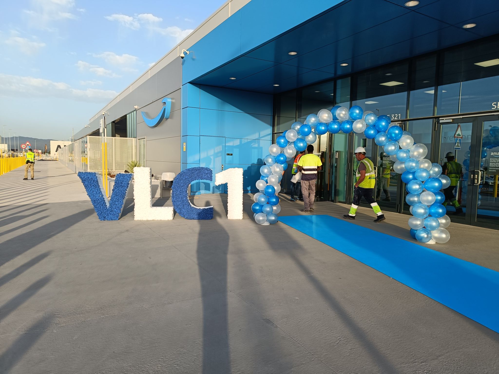 Amazon abre su centro logístico en Onda, denominado por la compañía ...