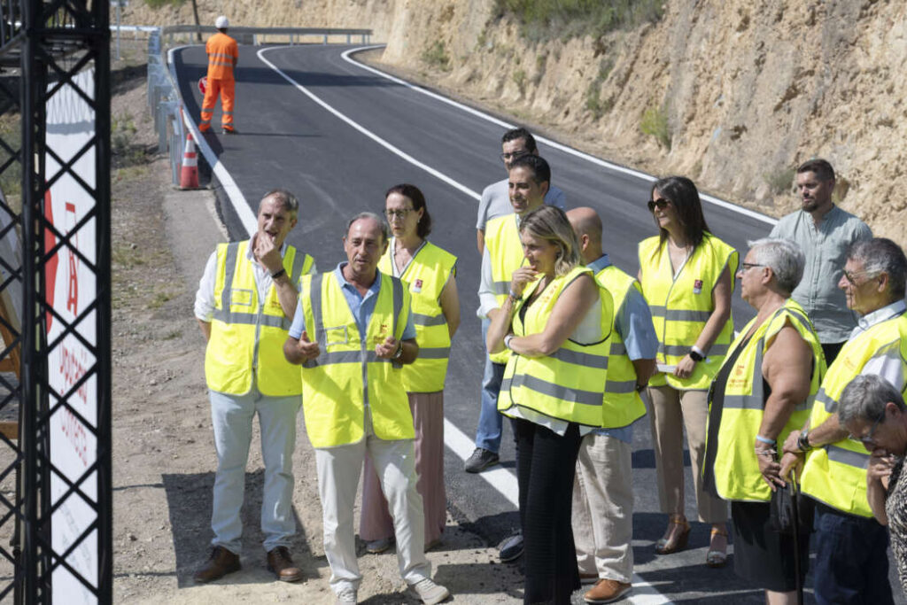 Barrachina visita la finalización de las obras en la CV-203