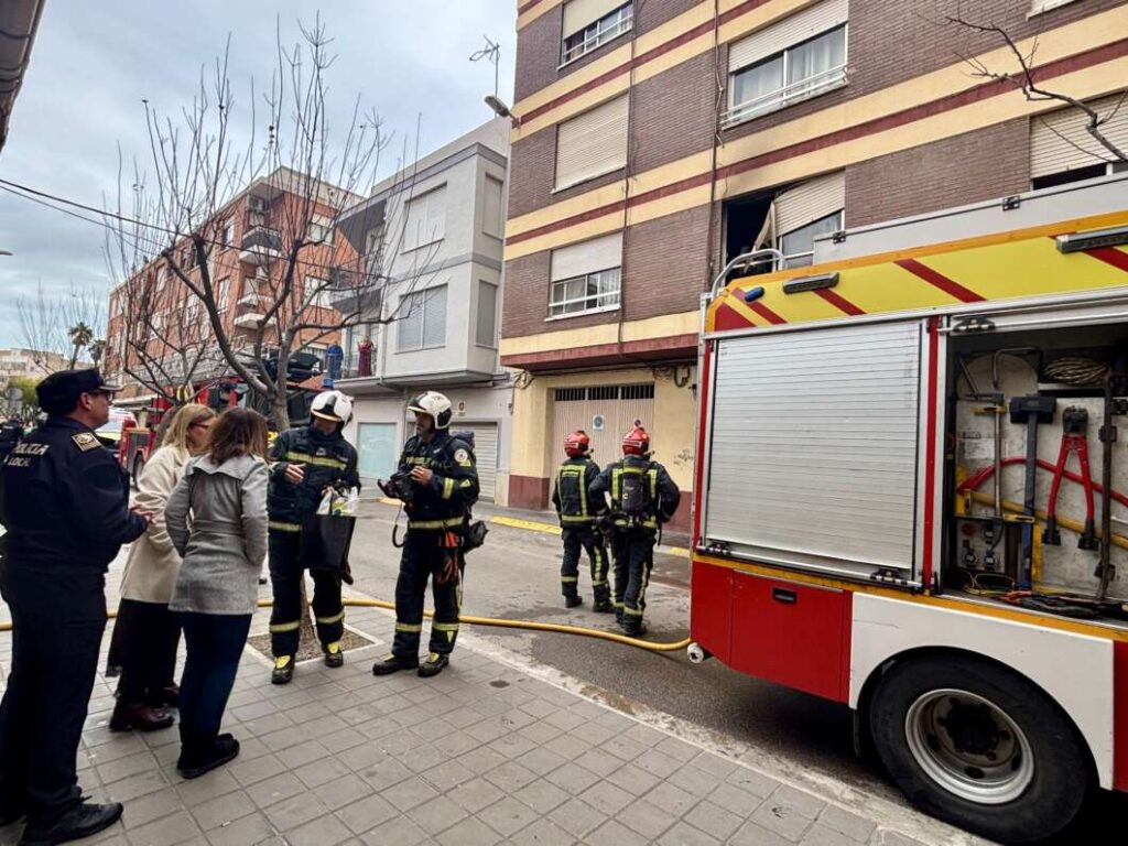 Movilizados los bomberos por un incendio en la Vall d'Uixó
