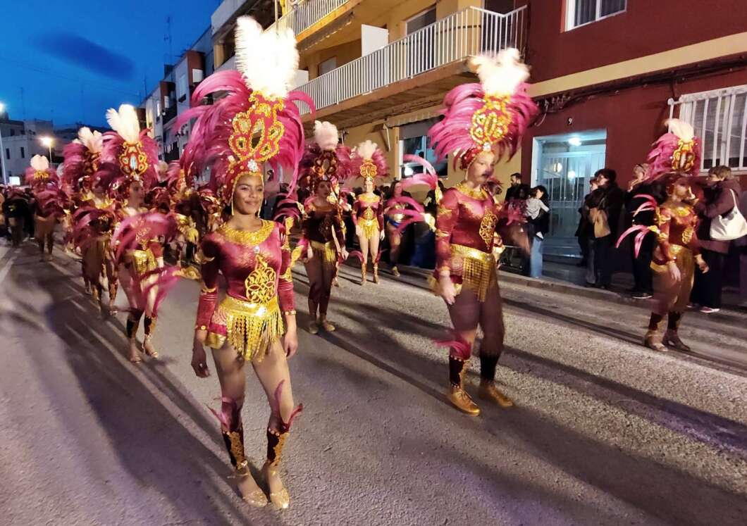 La rúa de carnaval llena las calles de Vinaròs