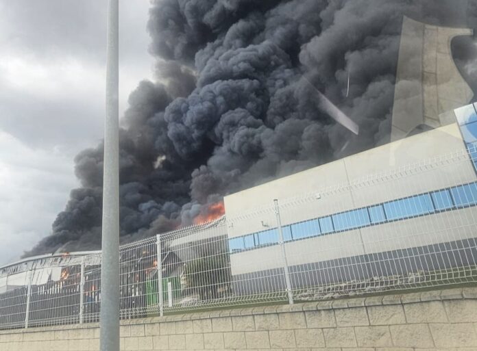 Bomberos trabajan en la extinción de un aparatoso incendio