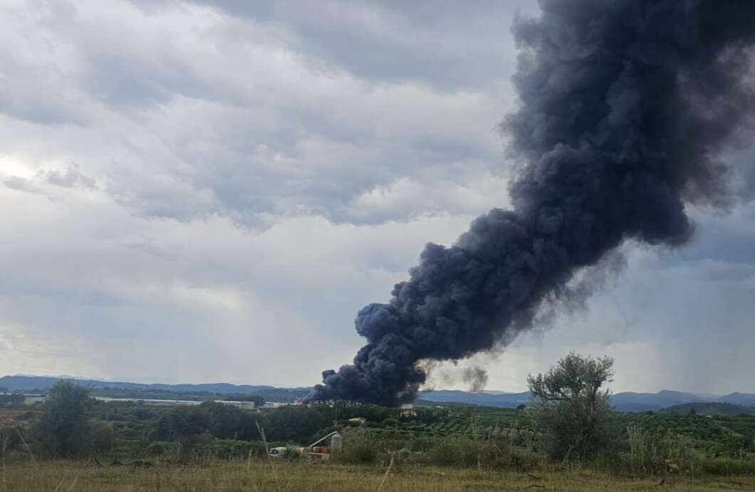 Bomberos trabajan en la extinción de un aparatoso incendio